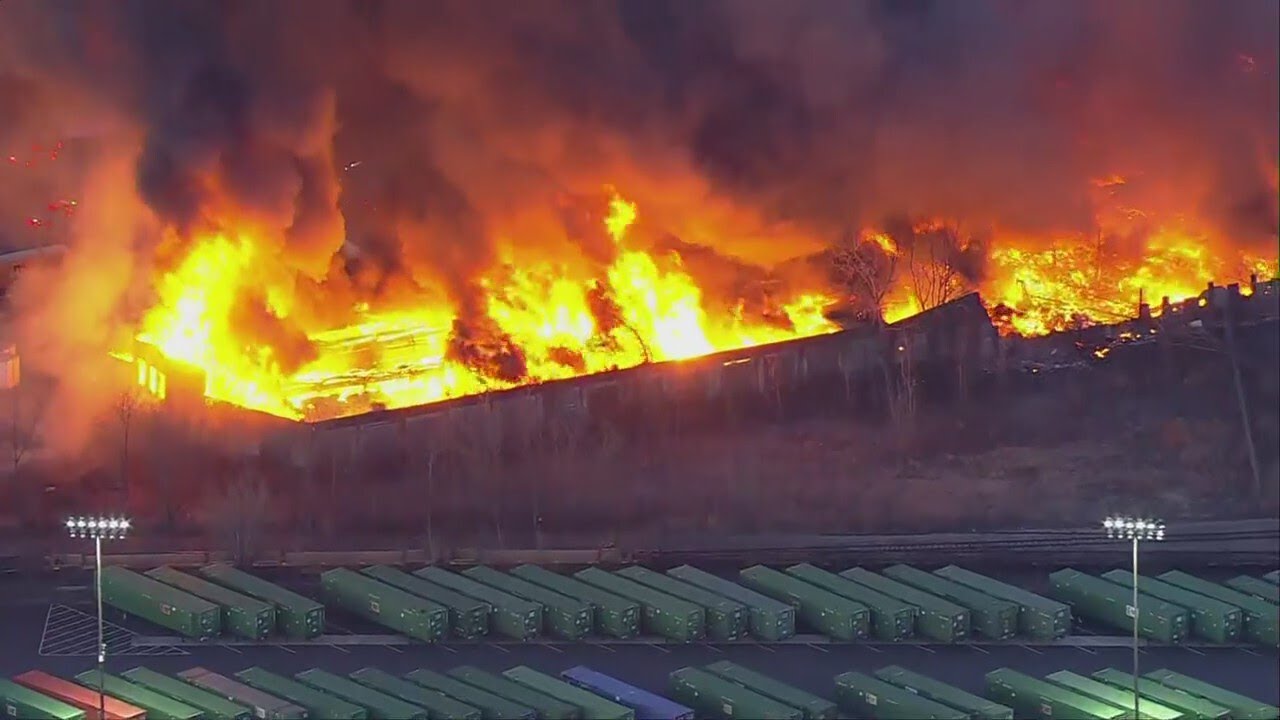 Fire in Elizabeth, NJ engulfs large industrial building - YouTube