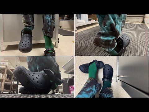 Crocs Shoeplay with Mismatch socks #shoeplay #mismatchsocks #shoeplayatwork #crocsshoeplay #navyclog