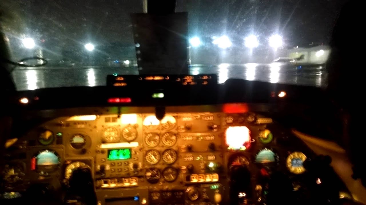 Night Landing Learjet 25 at MMTO (Toluca, México) - YouTube