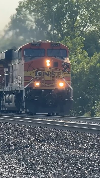 H2 Gevo leads BNSF Stack train! #bnsfrailway #bnsftrains #bnsf - YouTube