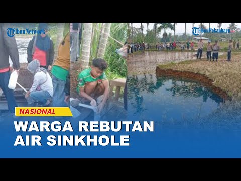 Warga Antre Mengambil Air Sinkhole di Payakumbuh, Diyakini Berkhasiat