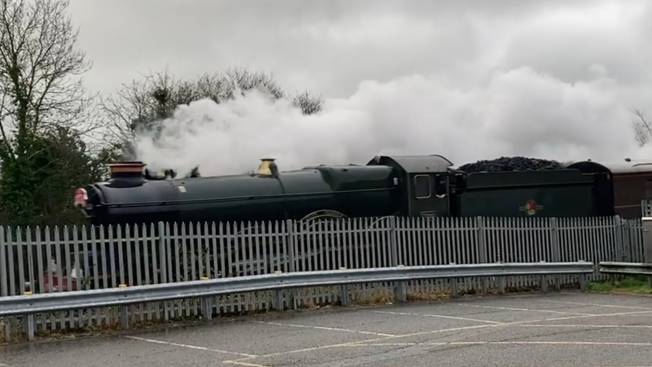 Steam locomotive GWR 7029 Clun Castle with class 47773 Vintage trains ...