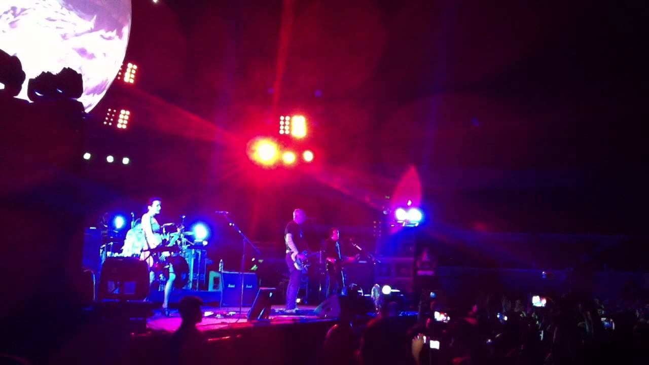Tonight Tonight by Smashing Pumpkins Live in Manila - YouTube