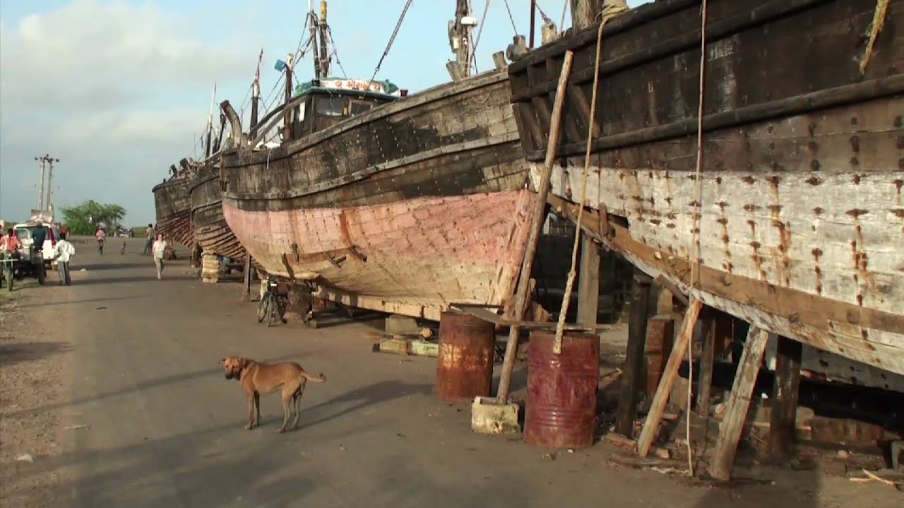 The shipyard of Porbander (Gujarat - India) - YouTube