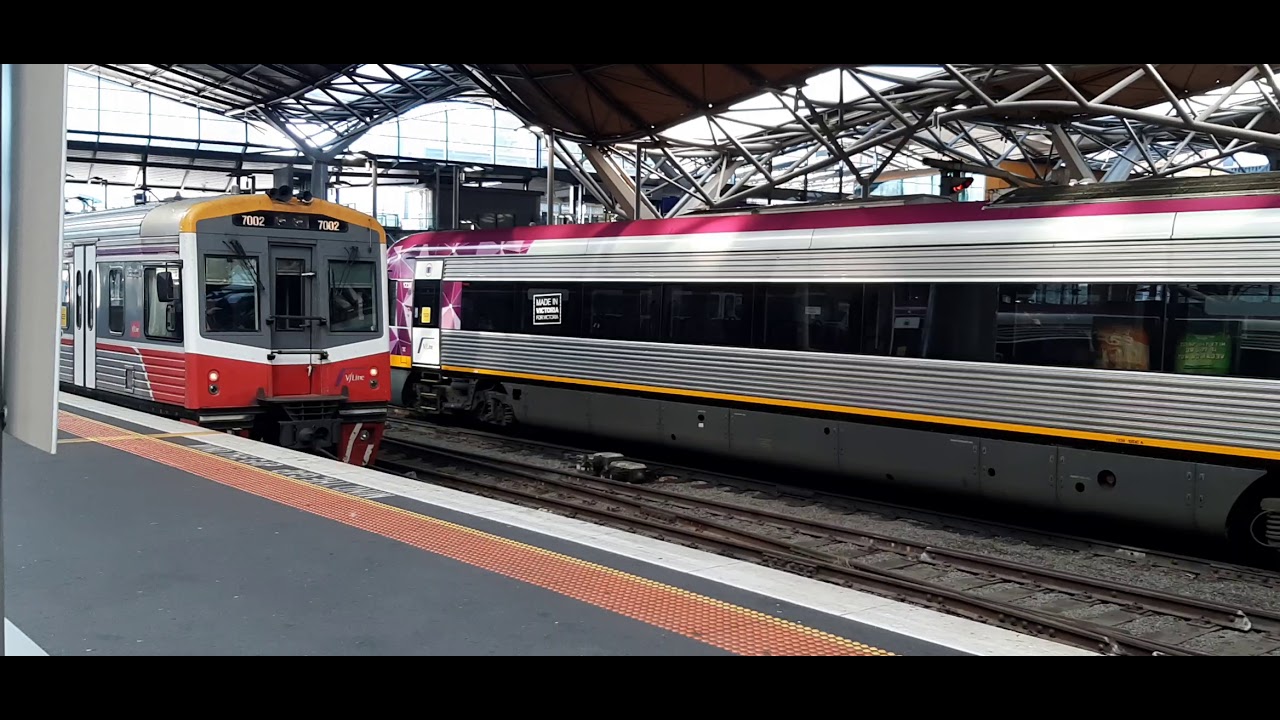 Vline Sprinter 7002 arriving at Southern Cross. - YouTube