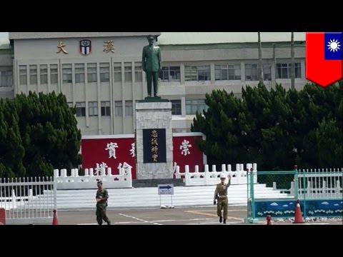 Curioso soldado es sorprendido instalando una cámara escondida en el baño femenino