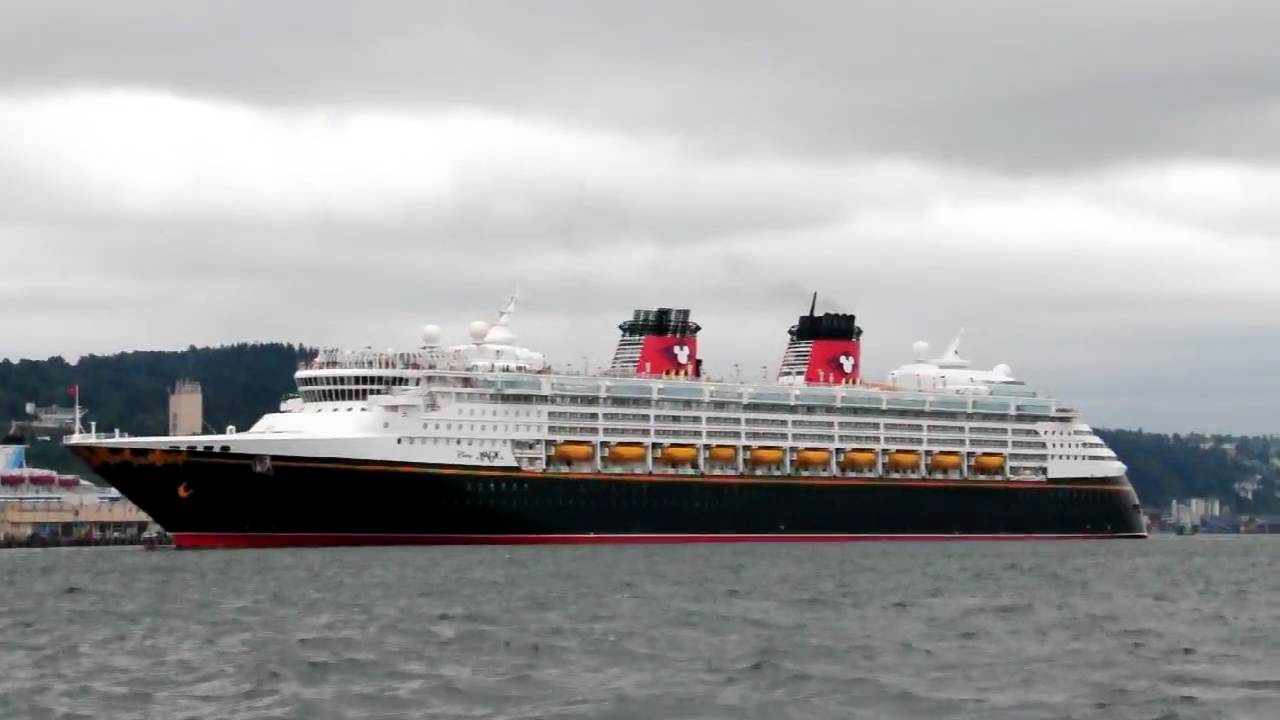Disney Magic sounds her disney horn in Oslo - YouTube