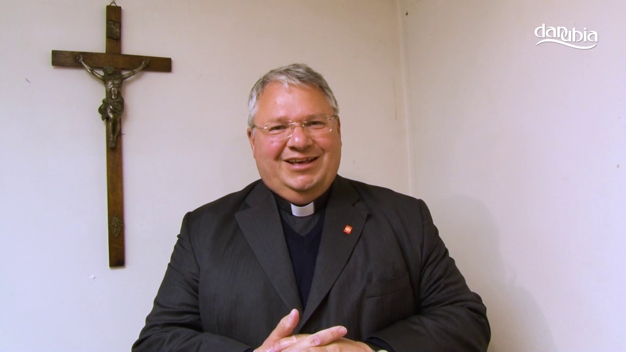 Csorba Gábor karitászigazgató látogatása Tahitótfaluban - YouTube