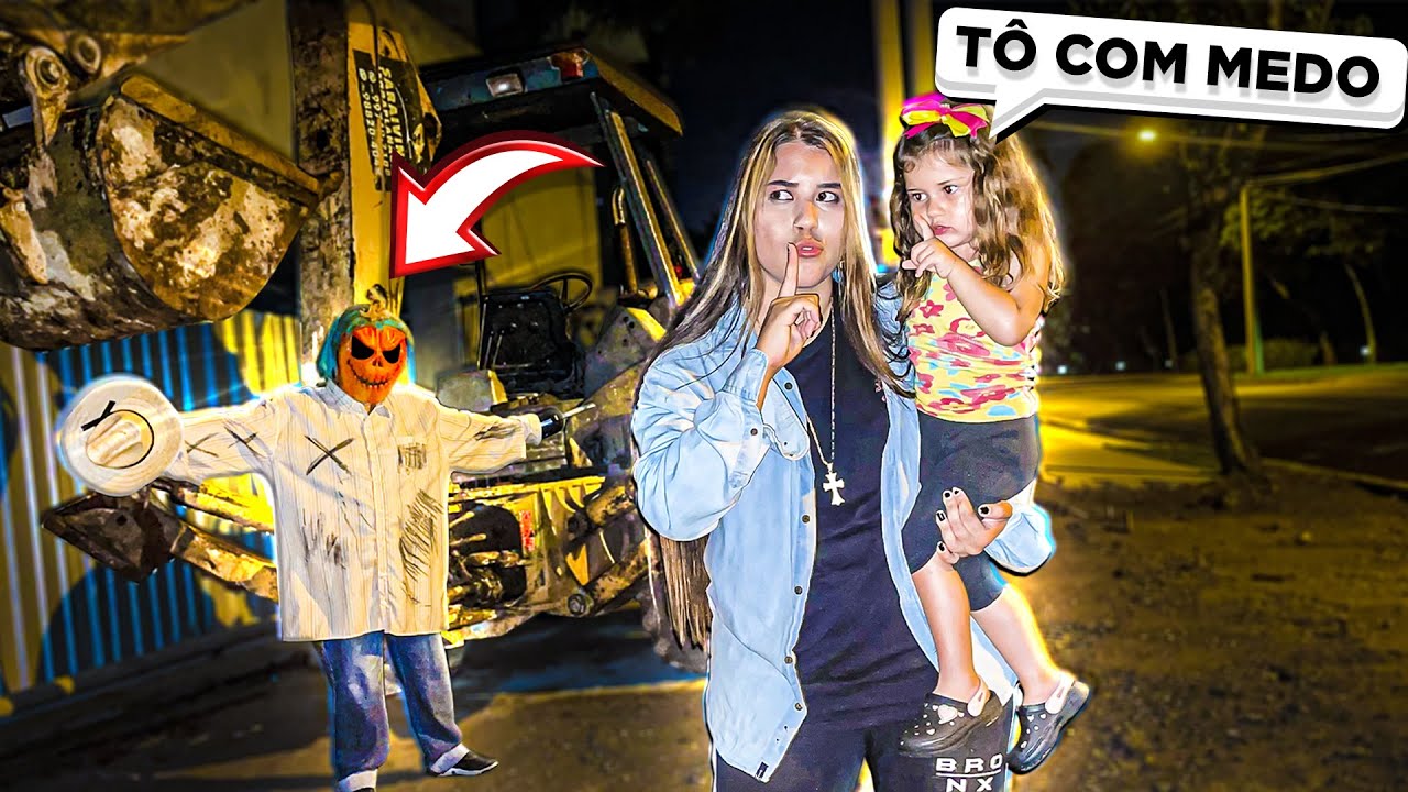 O ESPANTALHO ASSUSTADOR SEGUIU EU E MINHA IRMÃZINHA A NOITE! TIVEMOS QUE CORRER - YouTube
