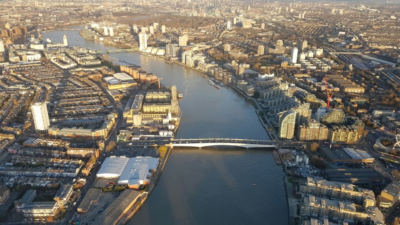 Helicopter flight over London - YouTube