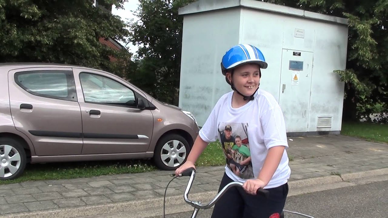NOTRE PETIT LOLO FIER SUR SON TRICYCLE - YouTube