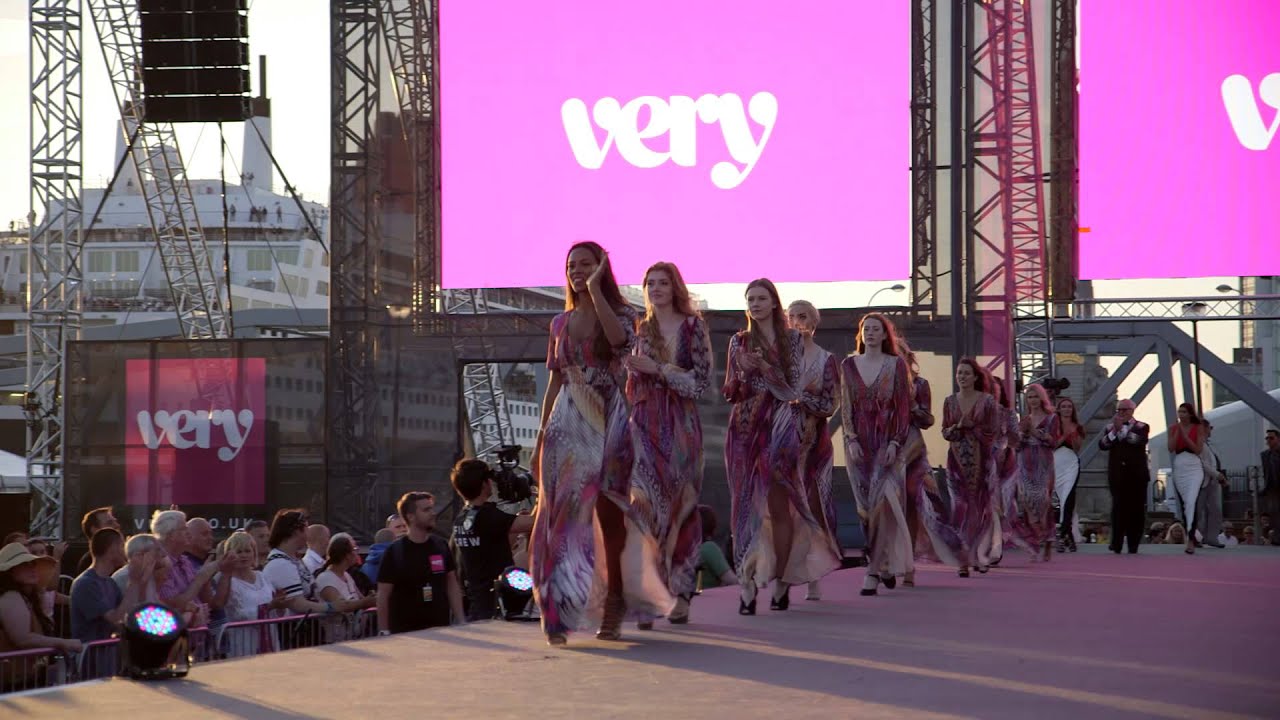 Liverpool Breaks World Record for Most Models on a Catwalk - YouTube