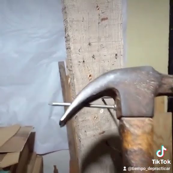 Como clavar clavos de distintos tamaños con el martillo utilizando una ...