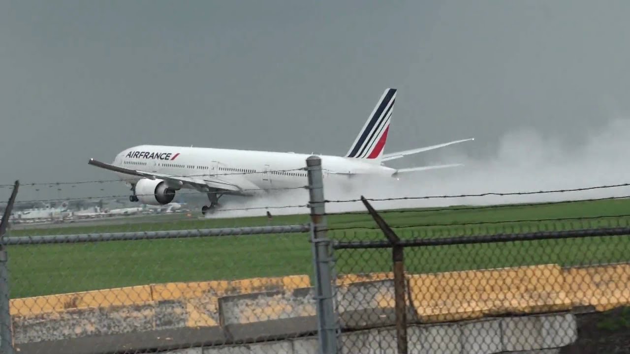 AIR FRANCE BOEING 777 TAKEOFF DURING THUNDER STORM - YouTube