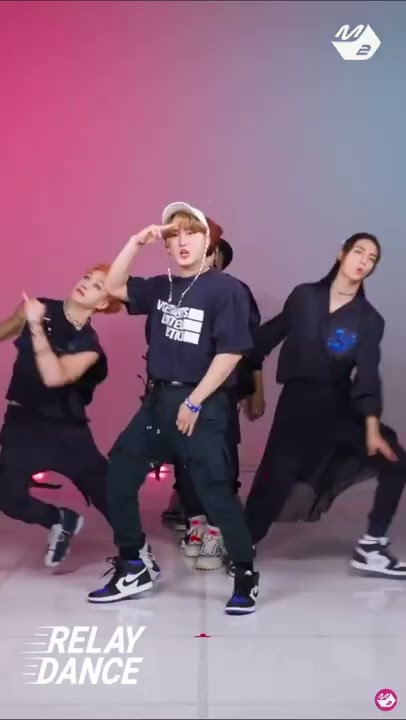 Skz thunderous relay dance 😭😂 - YouTube