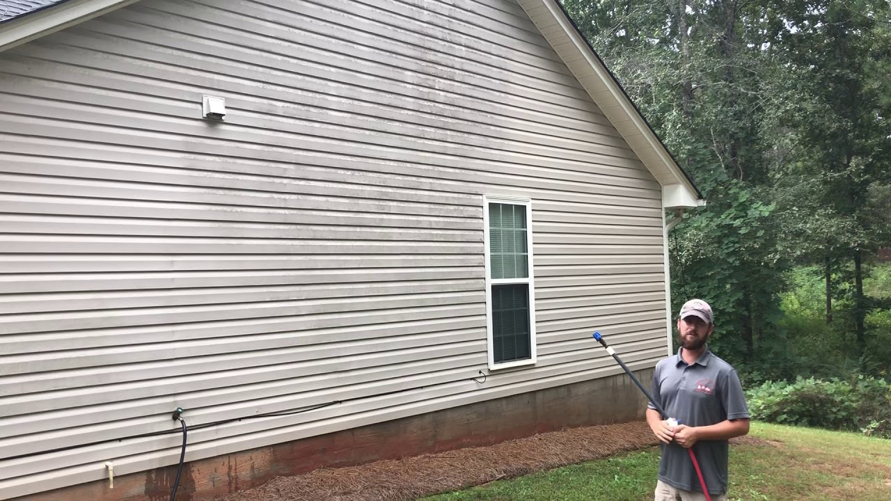 Softwashing some vinyl siding. - YouTube