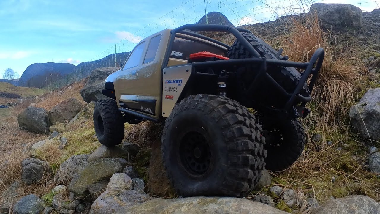 Axial SCX6 Trail Honcho Rock Crawling - No modifications done yet ...