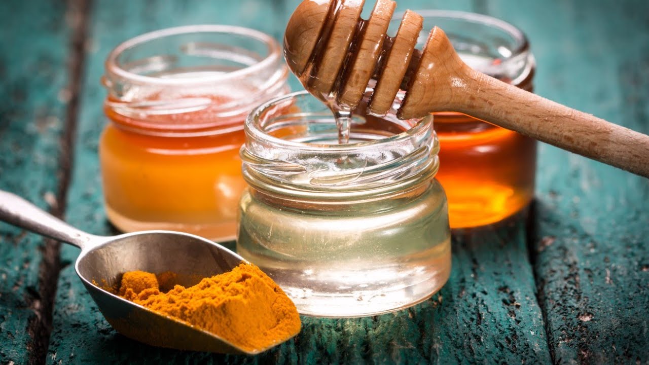 Face mask for dry skin ! Honey n turmeric ko face par lgane kfaide ...