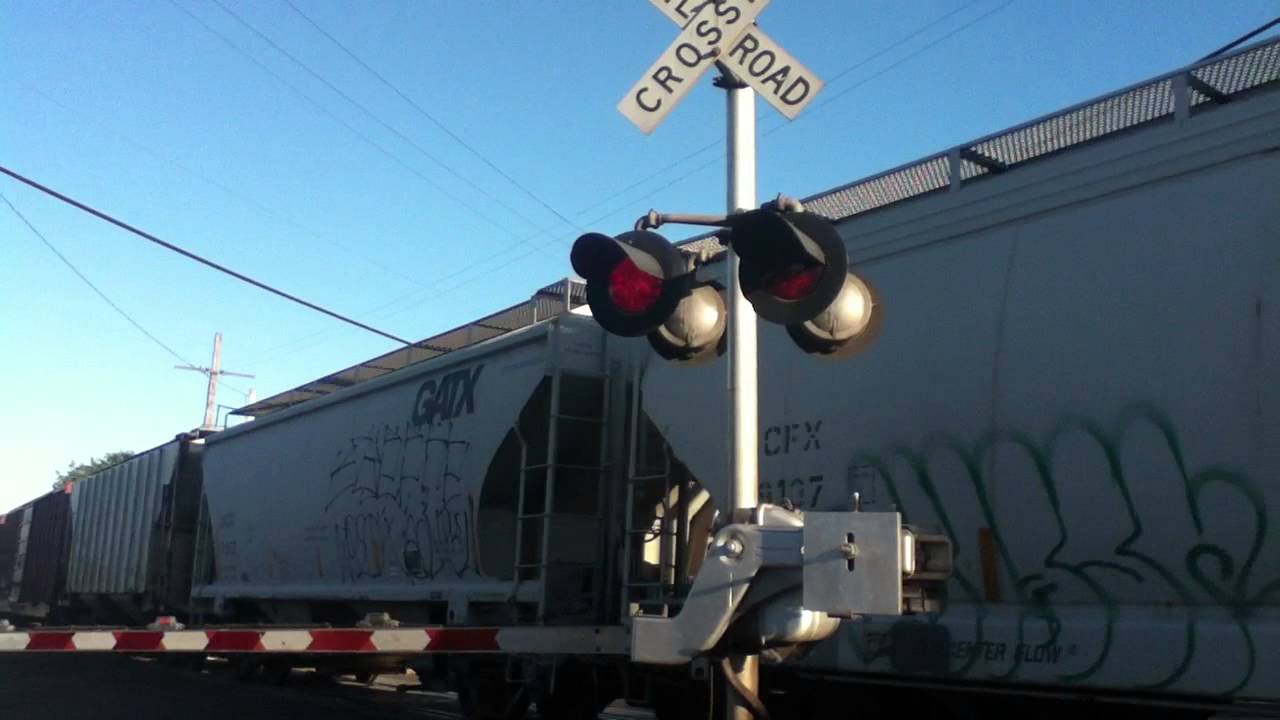 UP 7722 leads QPDRV Through Eugene Oregon - YouTube