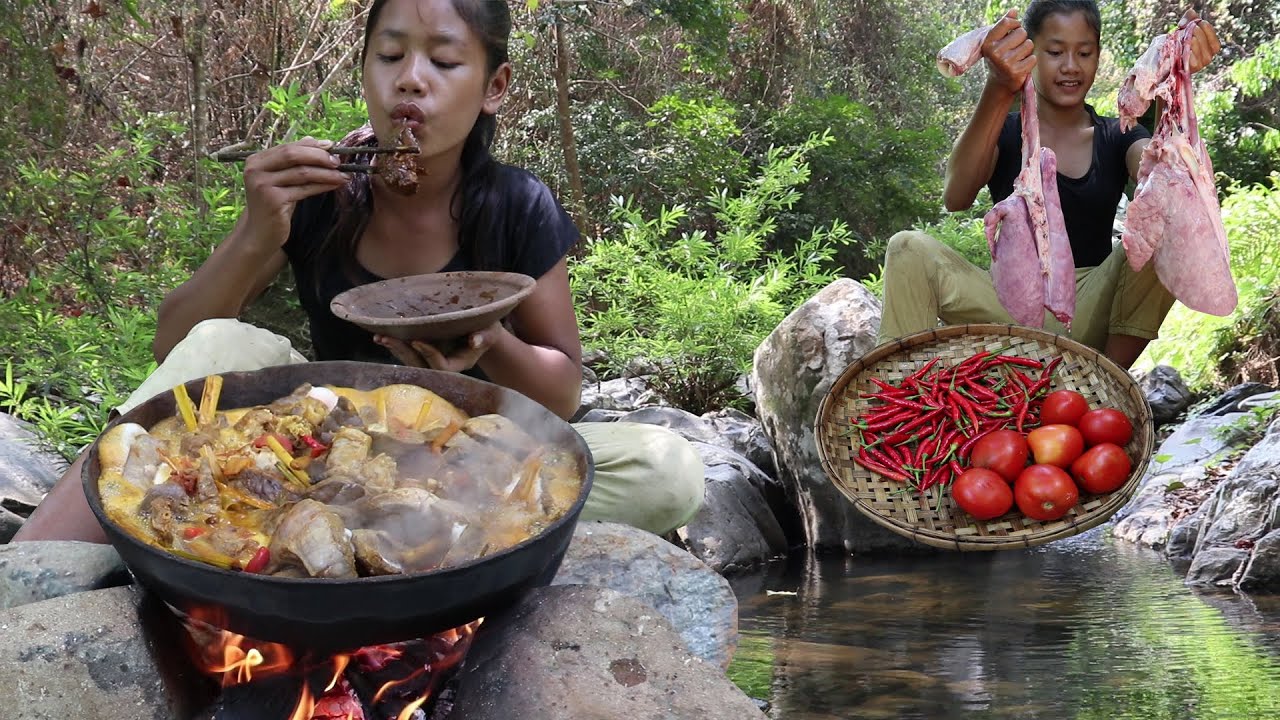Cooking pork lungs spicy delicious for lunch of Survival in forest ...
