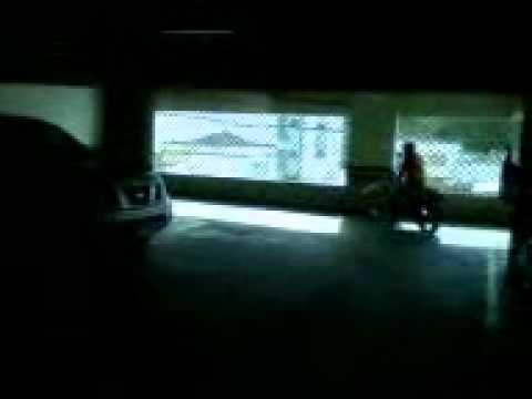 Empinando a XLONA 250 na garagem