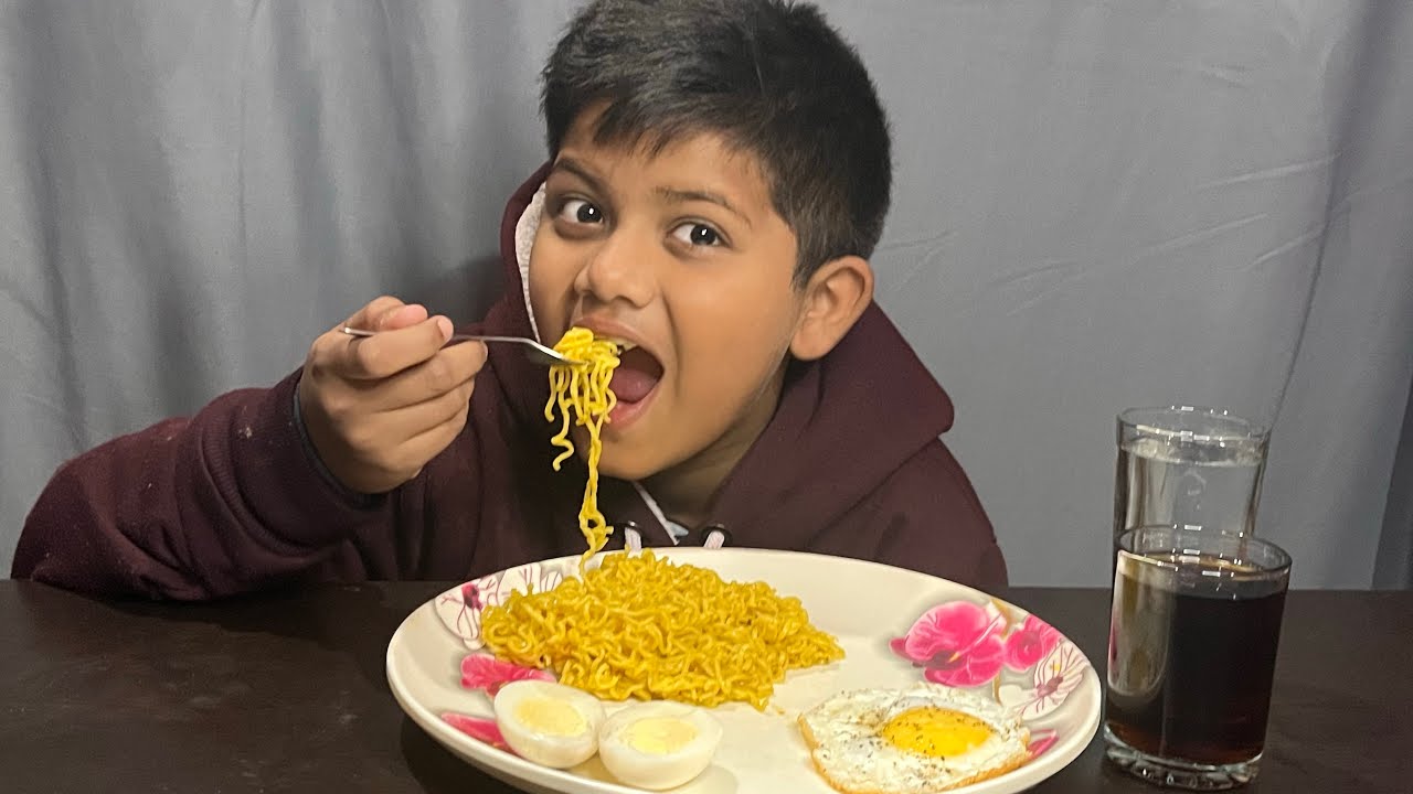 FOODY ARYAN - Masala noodles, boiled egg,sunny side up and Pepsi - YouTube