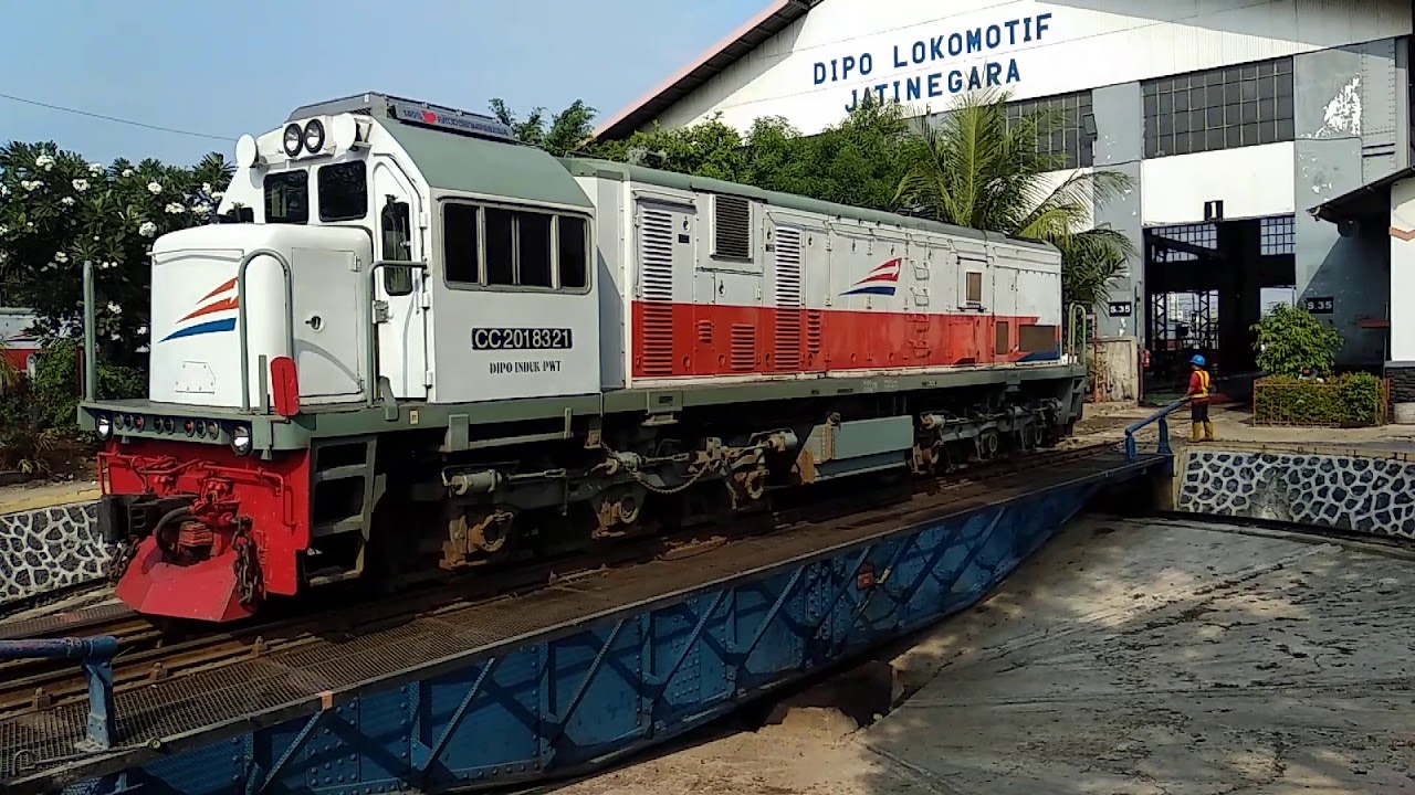 Proses Pemutaran Turntable Dipo Lokomotif Jatinegara - YouTube