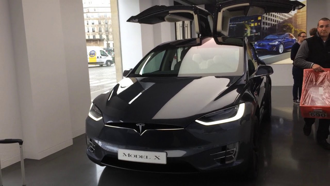 Inauguration du showroom Tesla à Paris - YouTube