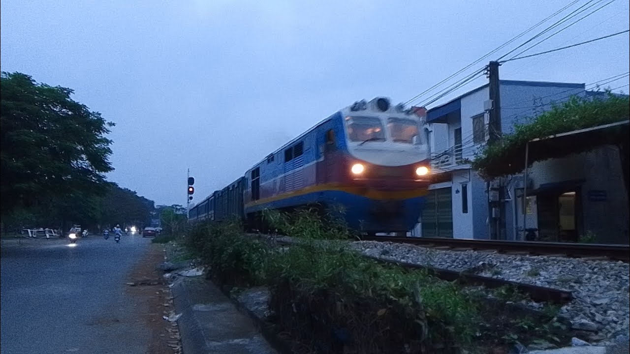 [1337] D19E-950 kéo tàu khách SSE8 trễ 4' | Bờ hồ An Trạch (17:23) (28 ...