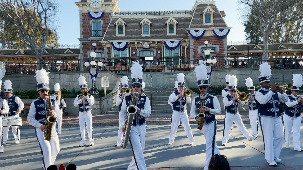 🎺🏴‍☠️ Disneyland Band - 4K Performance | Disneyland 02.04.2023 - YouTube