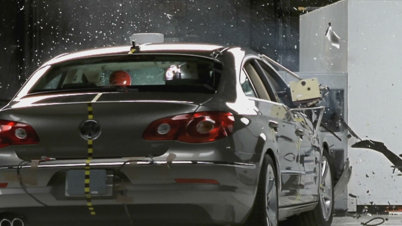 Volkswagen CC / Passat small overlap crash test iihs 40 mph - YouTube