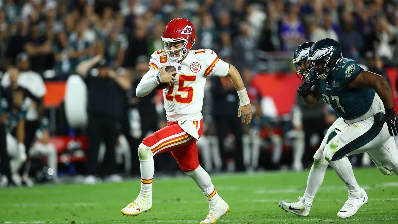 Patrick Mahomes Insane 50 Yard Read Option - YouTube