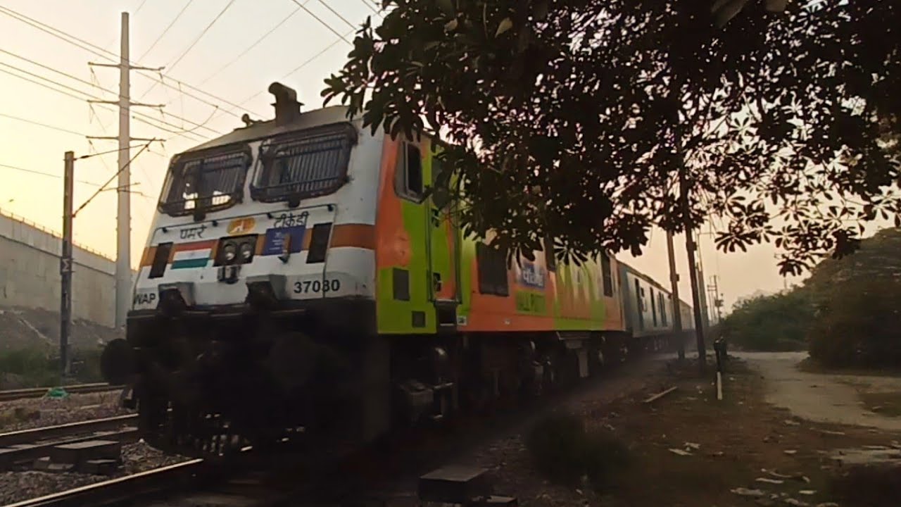 [ 12454 New Delhi - Ranchi Rajdhani Express Speeding Through Chipyana ...