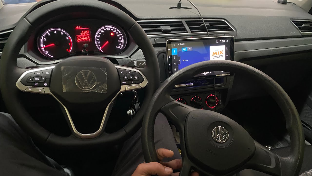 VW Saveiro G8 com volante multifuncional instalado no sistema original ...