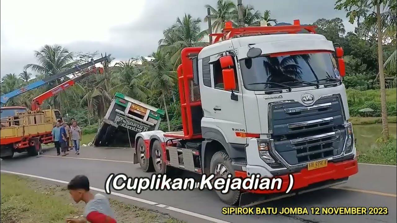 Detik-detik Truk Terbalik Di Tanjakan Batu Jomba | Lintas Sumatera| KECELAKAAN JELAS !!! - YouTube