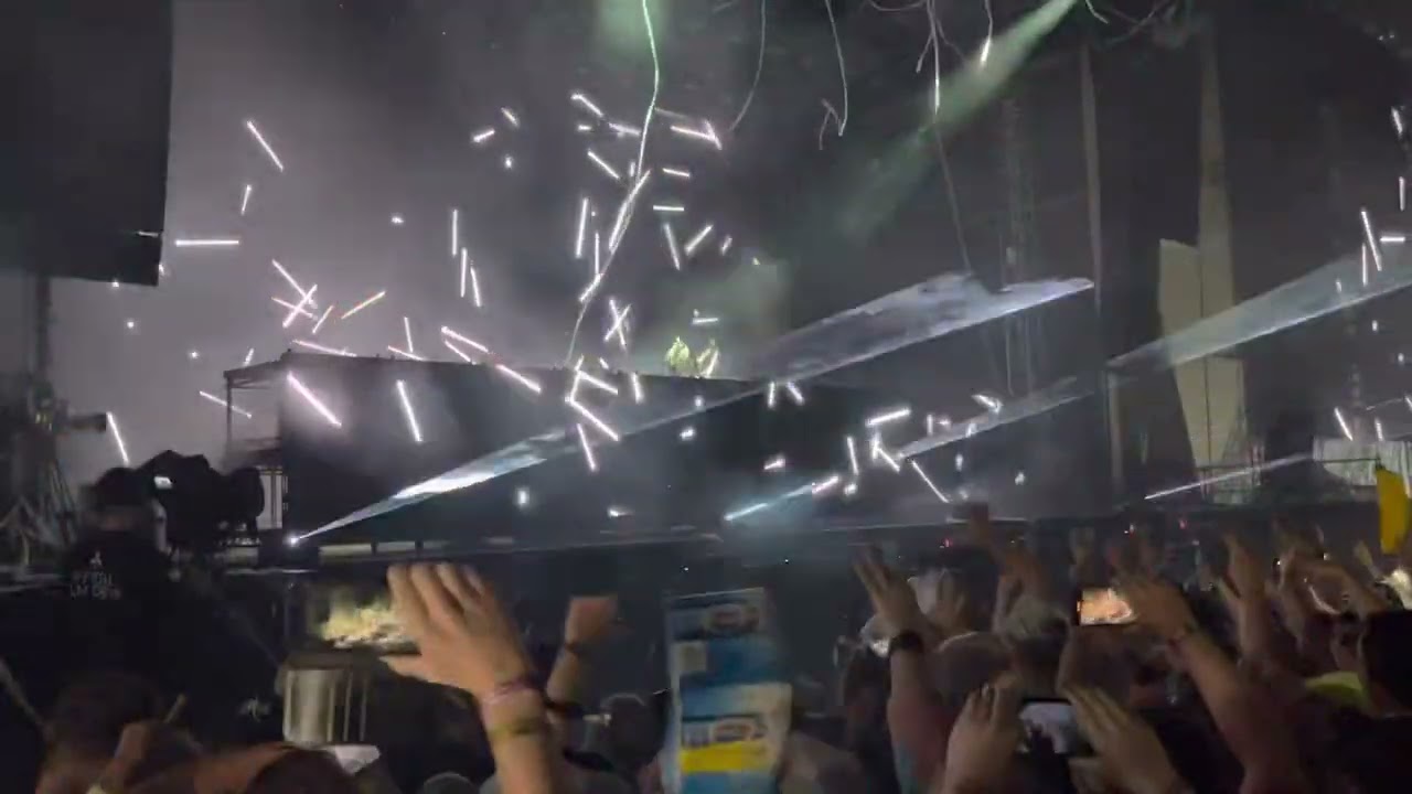 Hardwell - Creamfields 2022 - Headliner front row - Darude Sandstorm ...