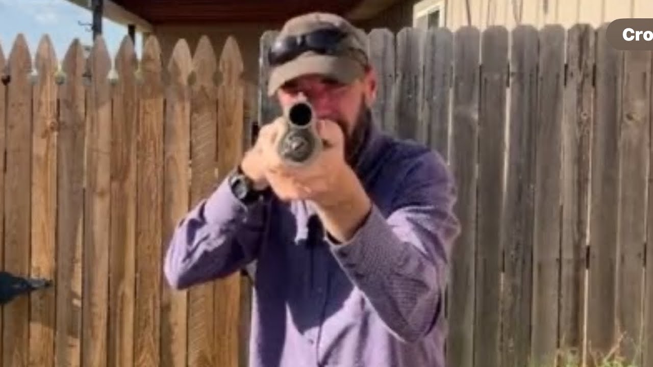 The Proper Gunfighter’s Stance - YouTube