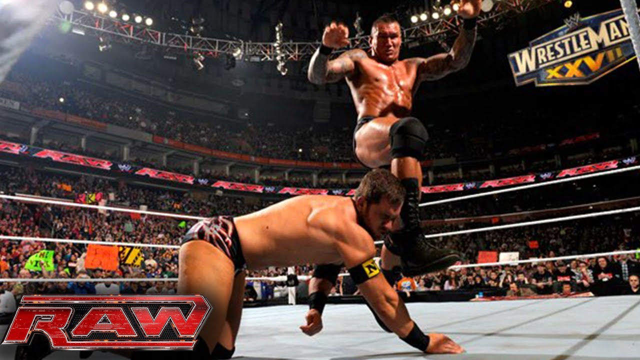 Randy Orton envoie un Punt Kick dans le crâne de Curtis Axel: RAW 2011 ...