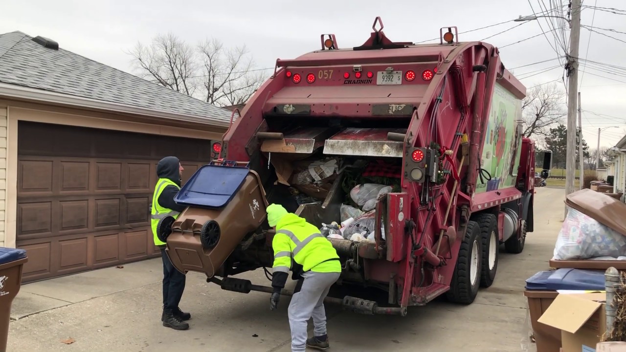 Chagnon Split Rear Loader Garbage Truck With Awesome Crew - YouTube