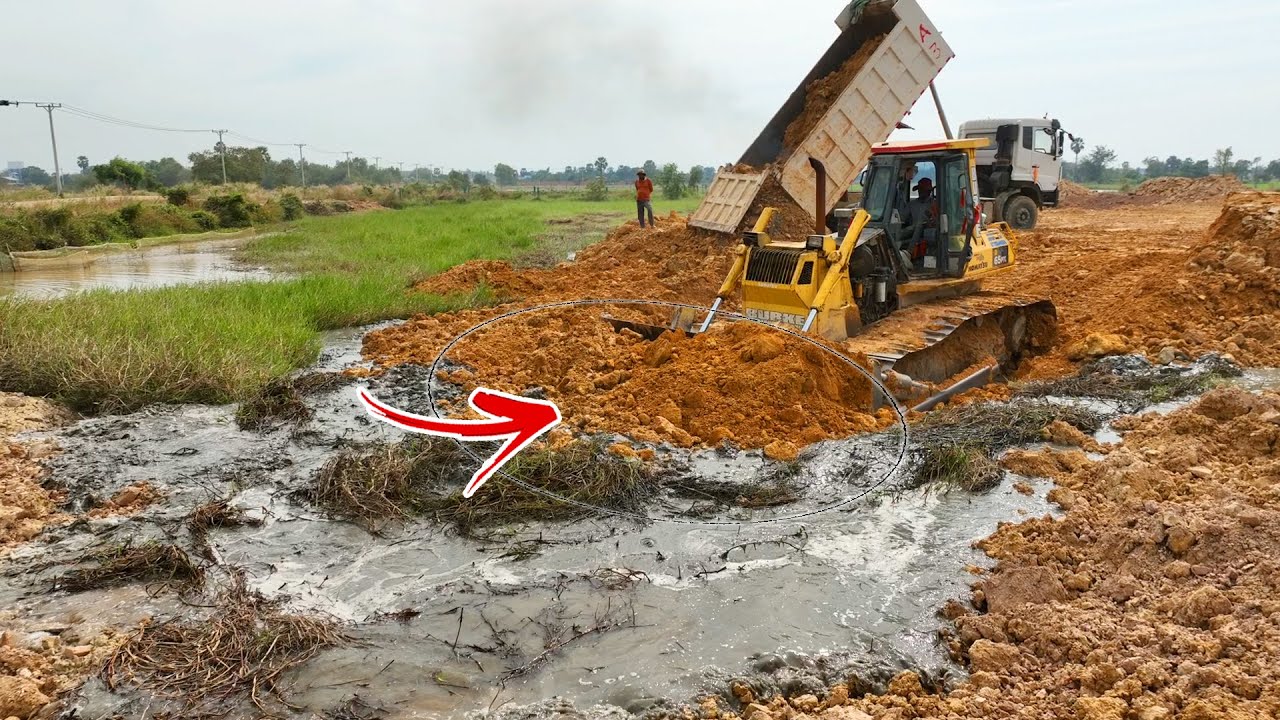 Perfect Dump Trucks 25 5t Working Quickly With Komatsu D65px Bulldozer ...