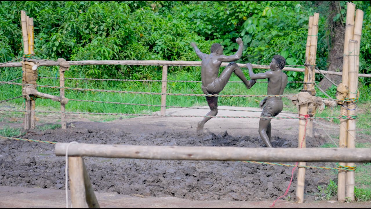 Miereka kwenye matope Uganda - YouTube