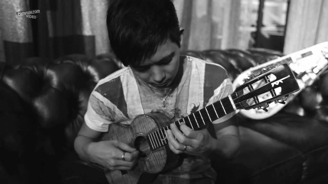 Jake Shimabukuro plays Nirvana : Smells Like Teen Spirit on ukulele On ...