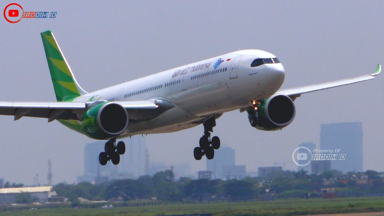 Pesawat Garuda Indonesia Berekor Hijau Airbus A330 Neo Landing Runway ...