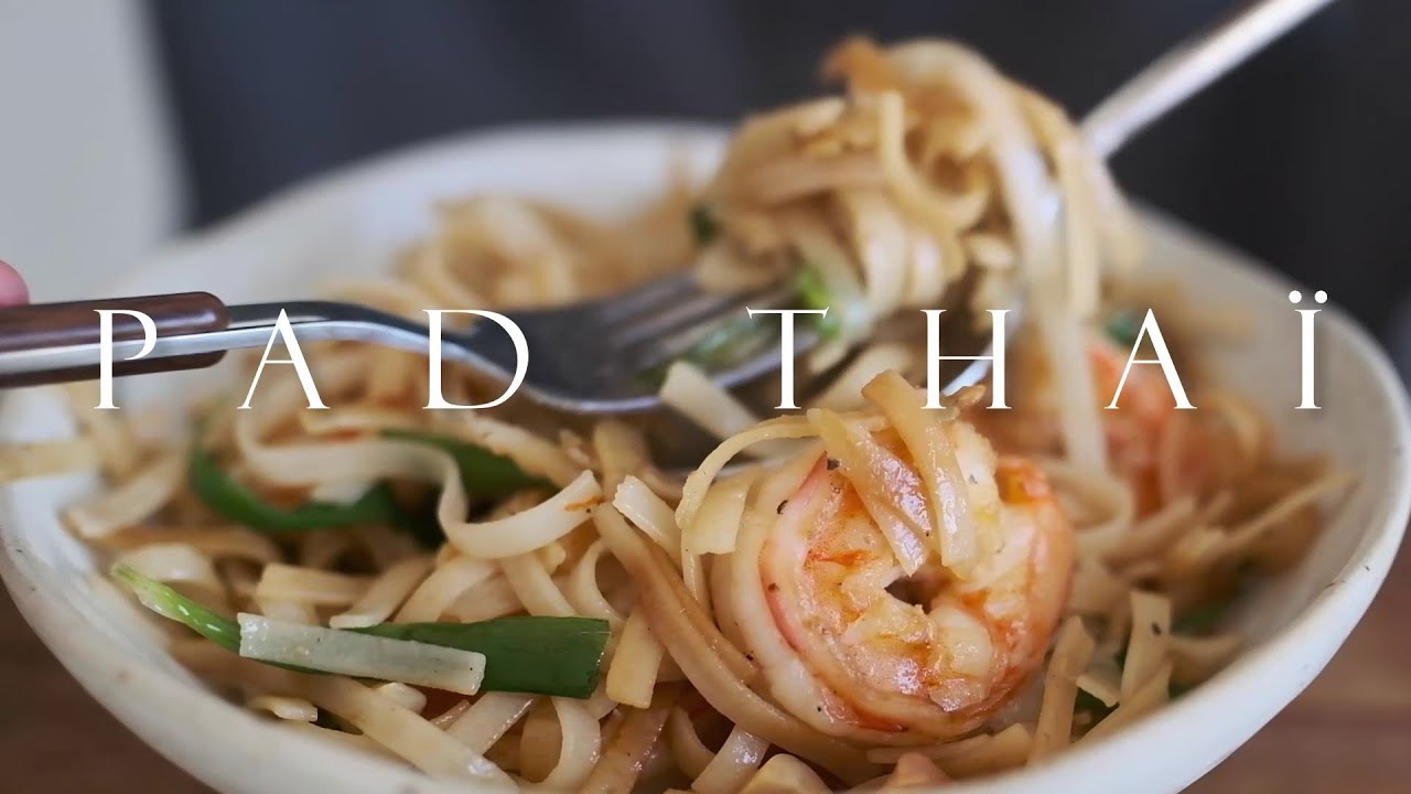 Pad Thaï | Nouilles de riz sautées aux crevettes, ail, cébette et ...