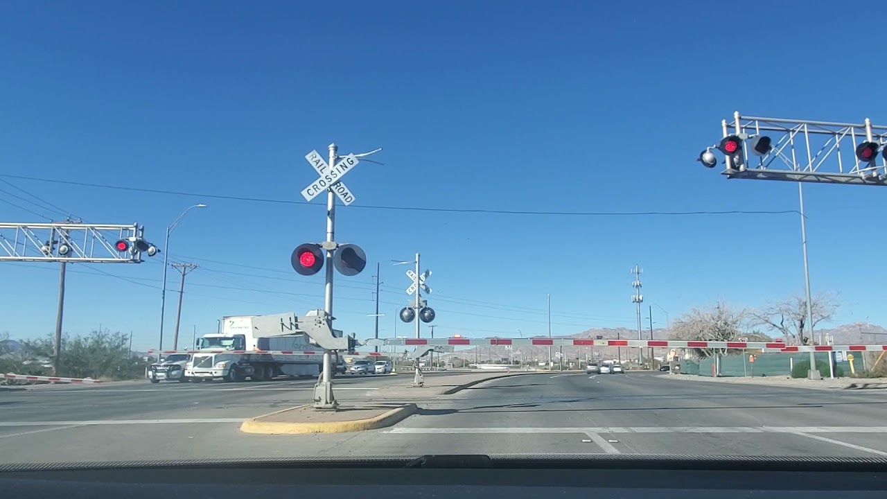 UP Marathon Refinery Local Dropping off Tanker Car in El Paso, TX - YouTube