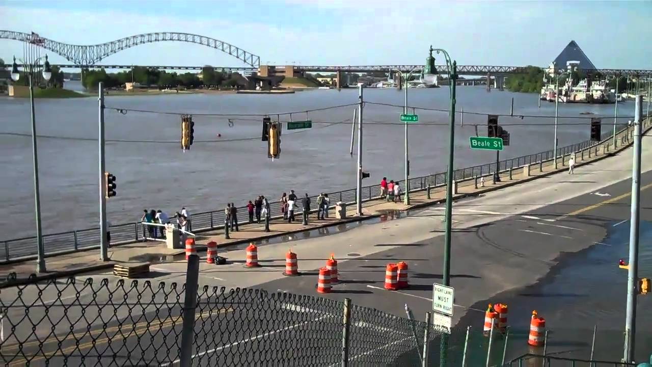 Mississippi River flooding downtown Memphis at Beale Street - YouTube