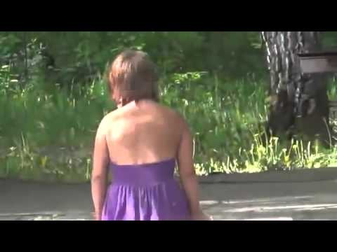 ужас  какая дура и без трусов   смотри до конца
