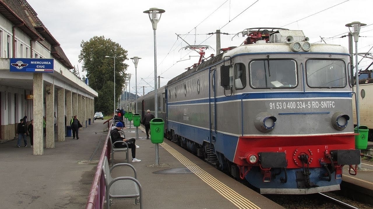 Romania: Miercurea Ciuc, CFR electric loco departs on a Brasov-Iasi ...