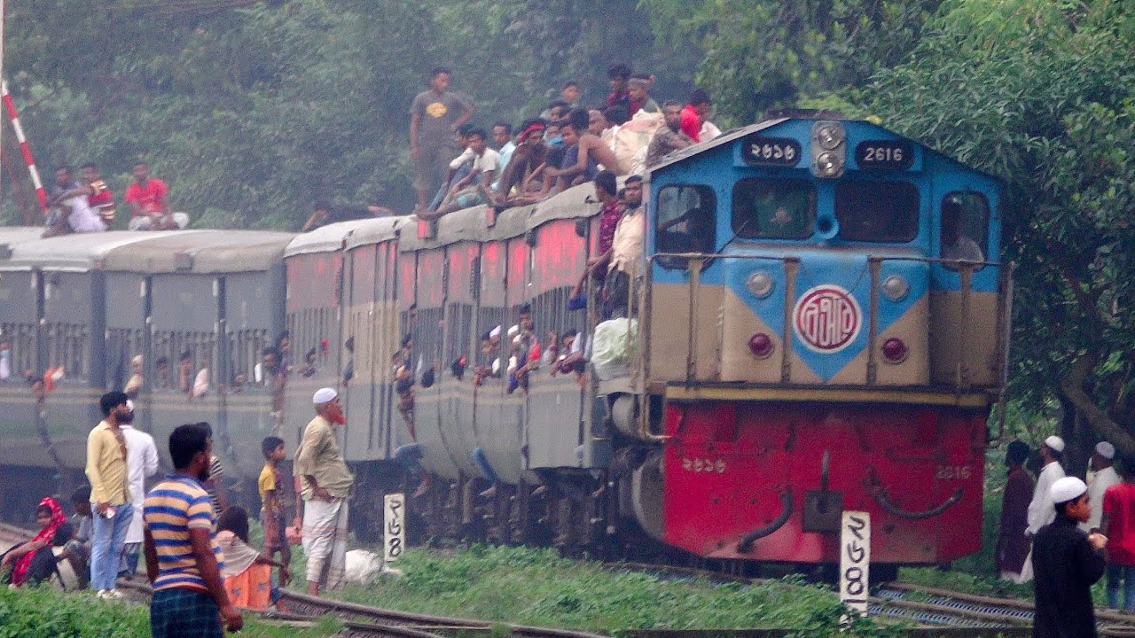 Overcrowded Karnaphuli Express Train arriving at Narsingdi Railway ...