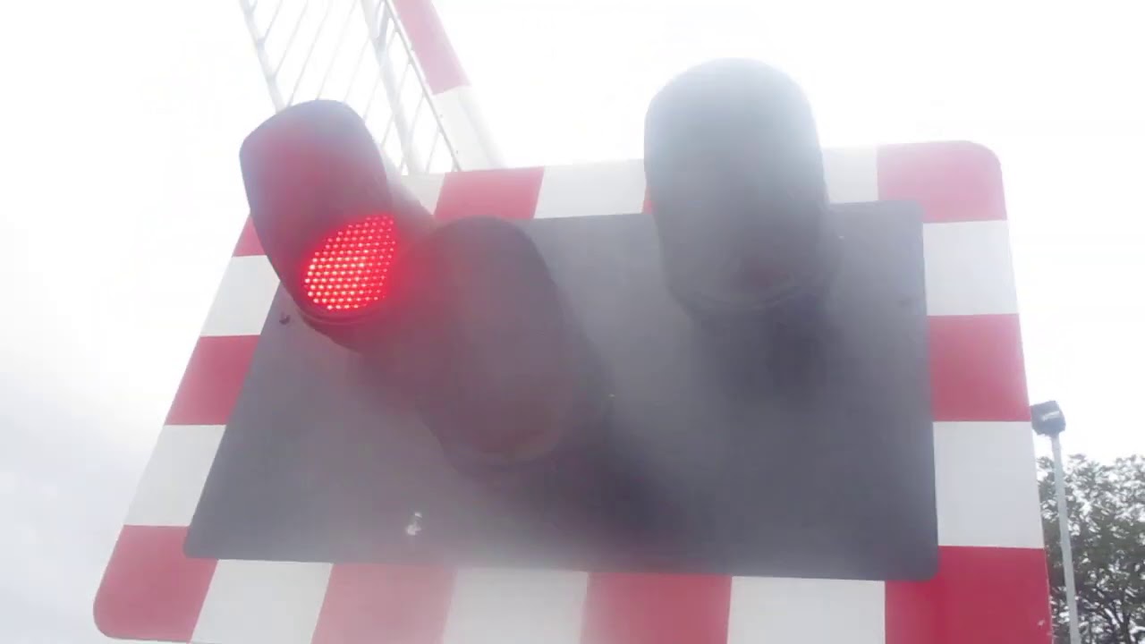 chichester level crossing - YouTube